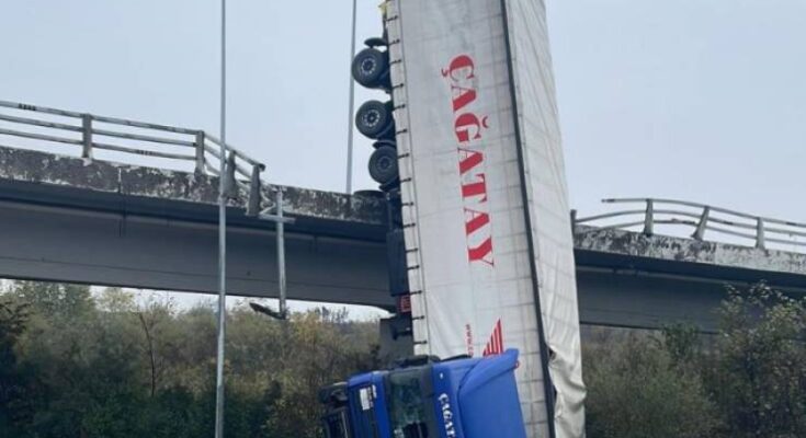 ΚΑΛΟΧΩΡΙ : Επεσε νταλίκα απο γεφυρα στο Καλοχωρι - VimaThess-News.gr