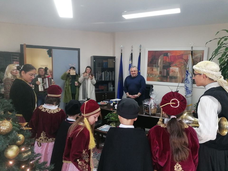 Δ. ΚΟΡΔΕΛΙΟΥ ΕΥΟΣΜΟΥ : Πρωτοχρονιάτικα κάλαντα στο δημαρχείο Κορδελιού ...